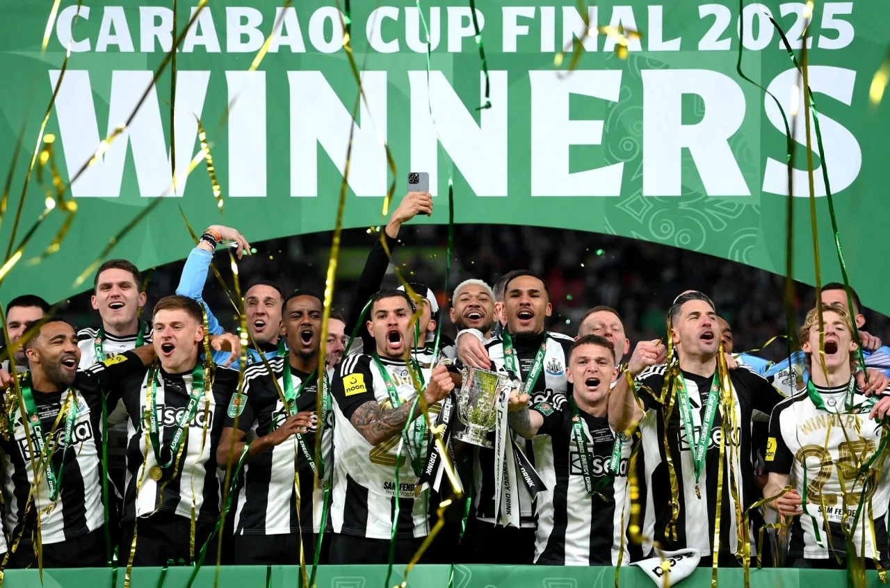 Newcastle ukončil 70leté čekání na trofej! EFL Cup vystřelil Isak ...